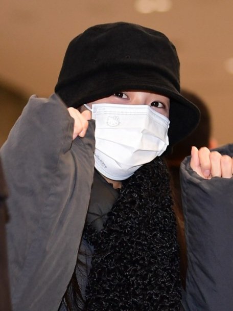 𝘑𝘐𝘚𝘖𝘖 𝘊𝘏𝘈𝘙𝘛𝘚2 on Twitter: "JISOO Airport Articles Don't forget to react and share! https://naver ...
