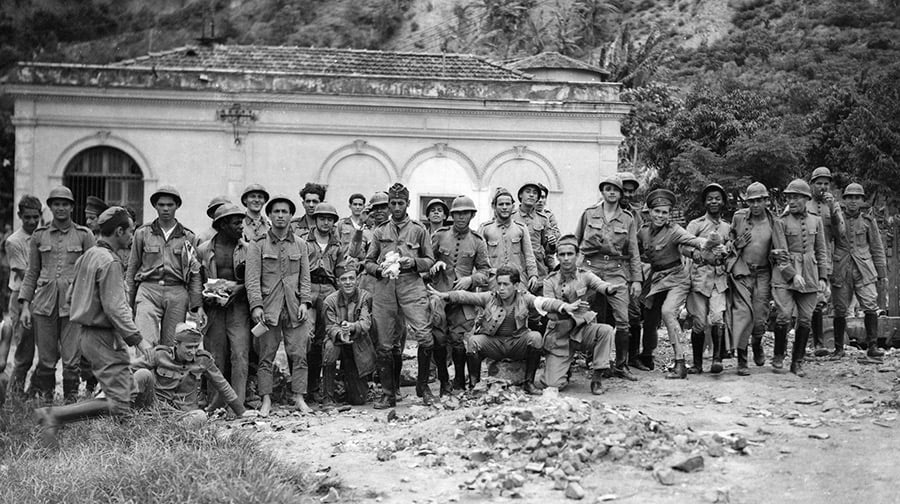 Militares sublevados se reúnem no quartel do 3º Regimento de Infantaria ...