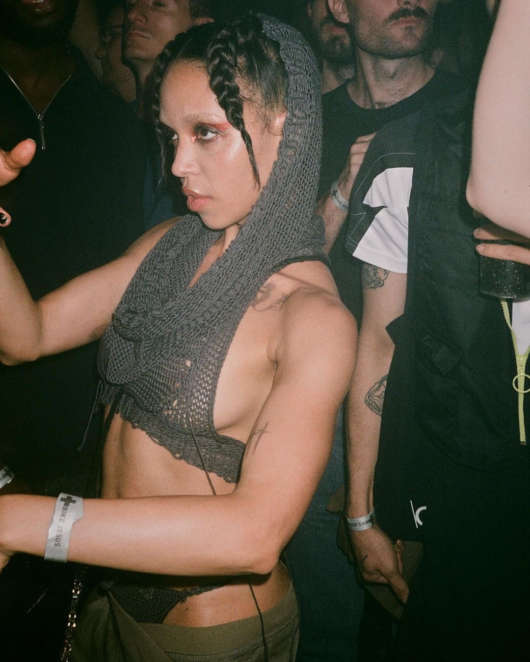 FKA twigs on Twitter: "bike jesus 📸 sara melvin https://t.co/M3h34MqijG" / Twitter