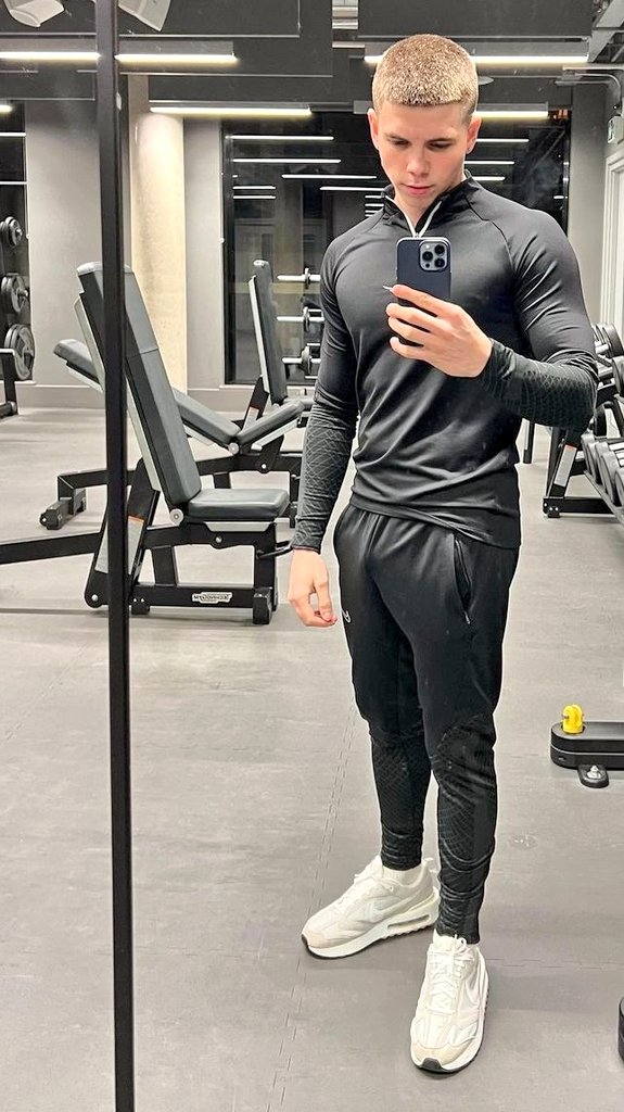 Speedo Scally on Twitter: "George looking like a fit scally in his trackies at the gym 😈"