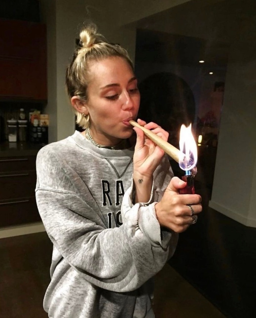 Miley Cyrus Smoking Cigarette 2022