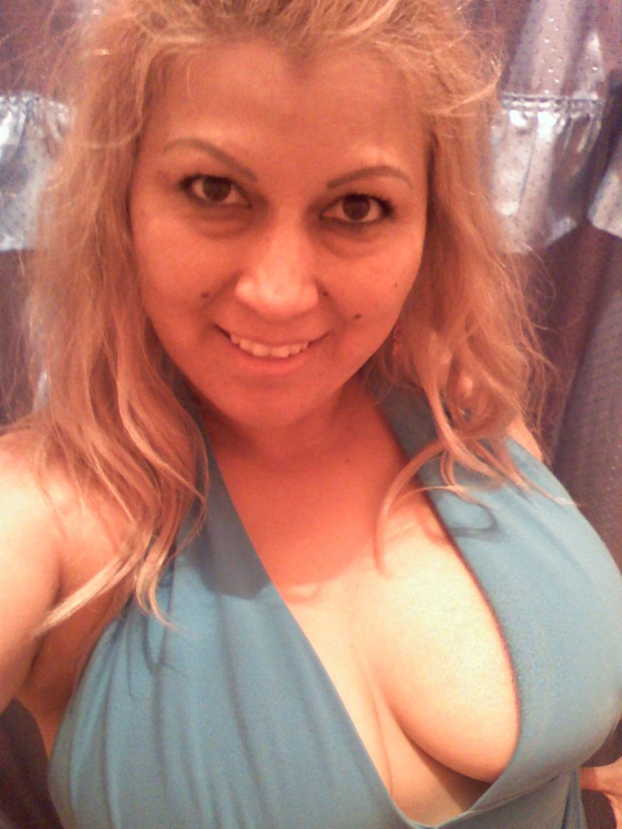 Sra. LindaGisela74 on Twitter: "Les gusta como luzco con un buen y atrevido escote para que ...