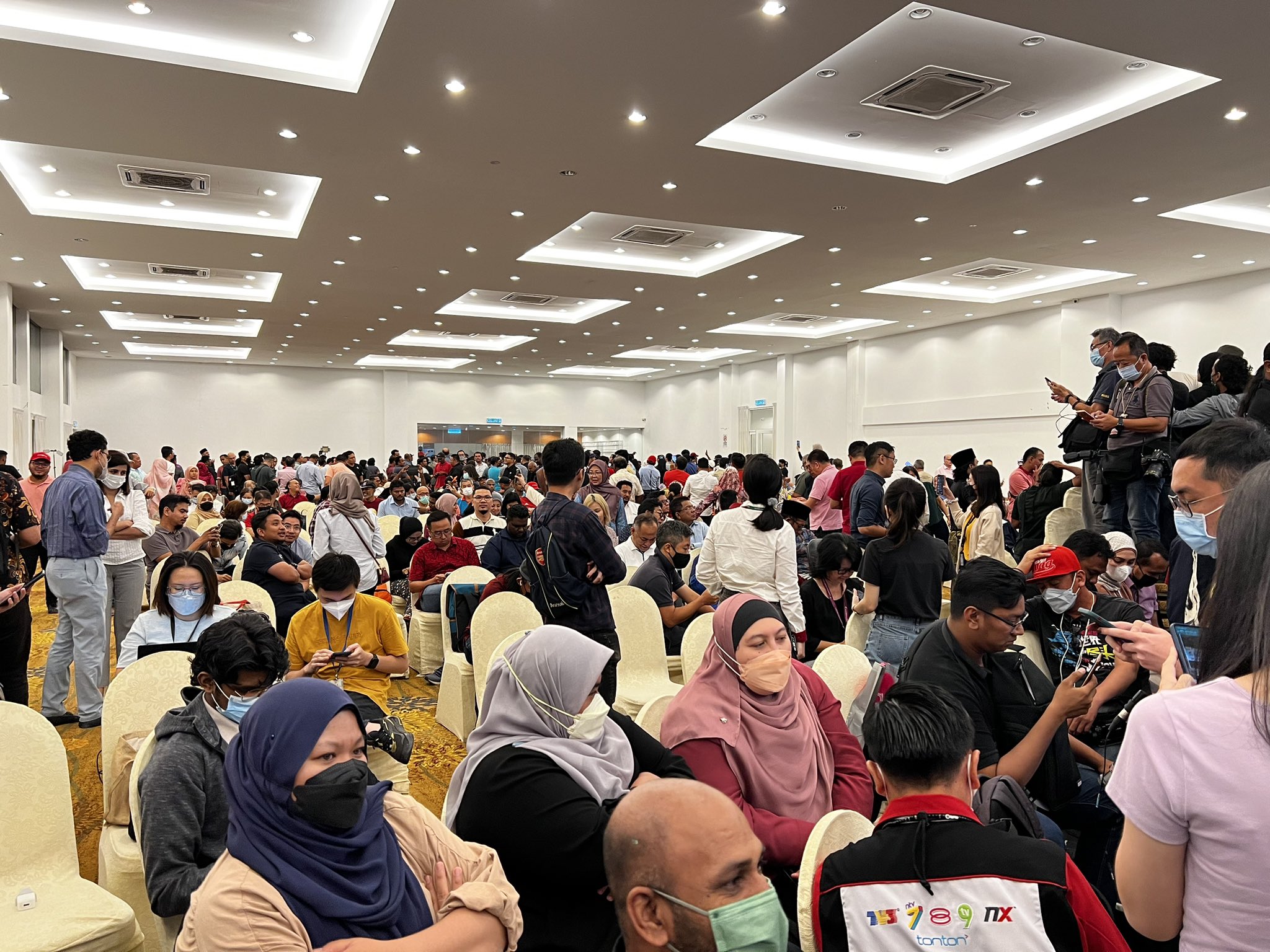 Hadi Azmi on Twitter: "Hall penuh, MP-MP baru pun duduk bersila atas karpet tunggu PM sampai ...