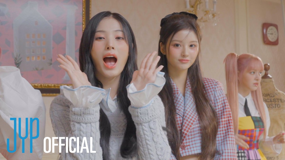 NMIXX on Twitter: "[🎥] [NMIXX] "Funky Glitter Christmas" MV Behind # ...