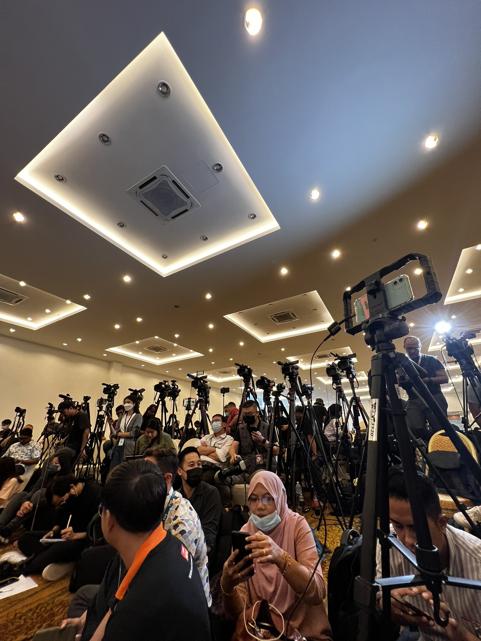 Hadi Azmi on Twitter: "Drove a long way to Sungai Long for the Prime Minister’s first press ...