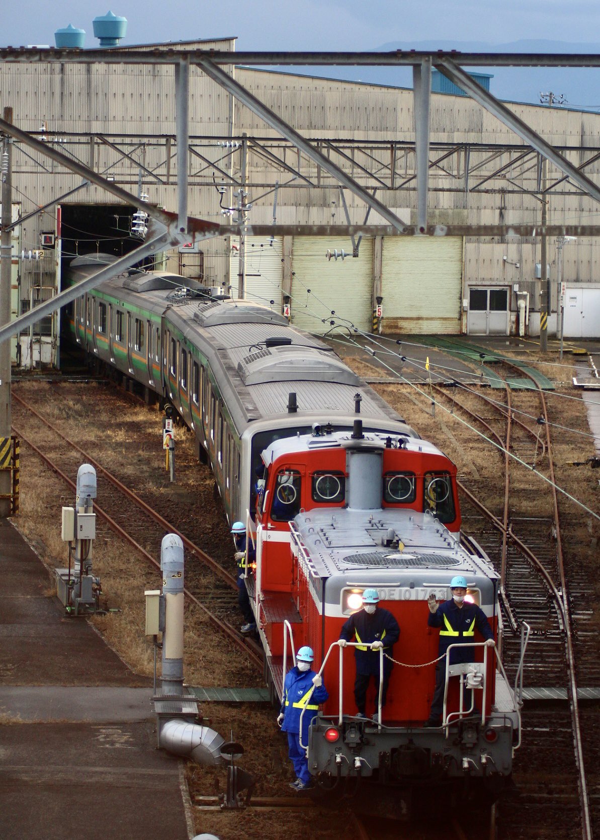 渋沢衰一 on Twitter: "8月の津軽地方豪雨により出場が遅れているE231系の入換が行われました 盛岡車両センター青森派出所構内入換 DE10-1763[盛]→EF81-136[秋 ...