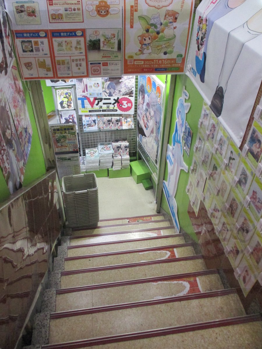 Illya Laifu On Twitter Rt Melonakiba メロンブックス秋葉原店の入口階段(モザイク無しver)