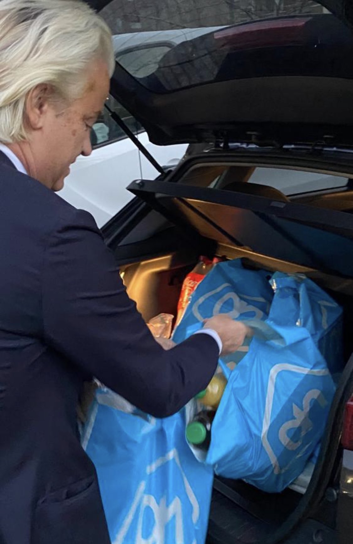 Geert Wilders on Twitter: "Samen met collega @leondejong tassen vol boodschappen gebracht naar ...
