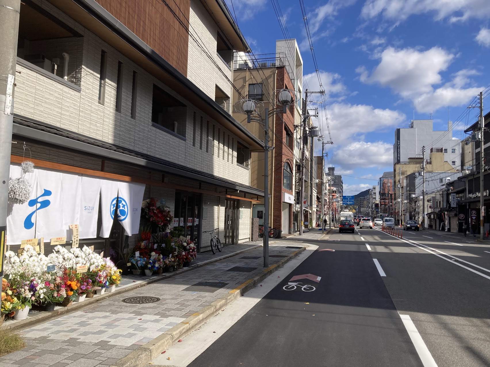 kyoto1192.com on Twitter: "京都駅前 祝い花が大量に七条通。 新しいニューカマーです。 日本酒を販売するお店で、中で試飲ができます。 https://t.co ...