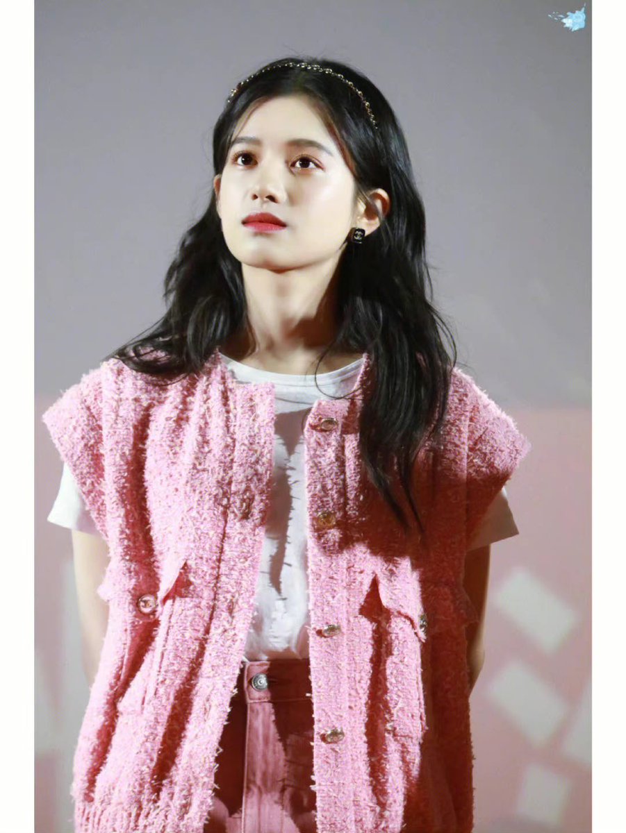 Beam&Beam on Twitter: "จิ้งอี๋ มาในชุดสีชมพู #ไฟแช็กกับชุดเจ้าหญิง #lighterandprincess #จางจิ้งอี๋"