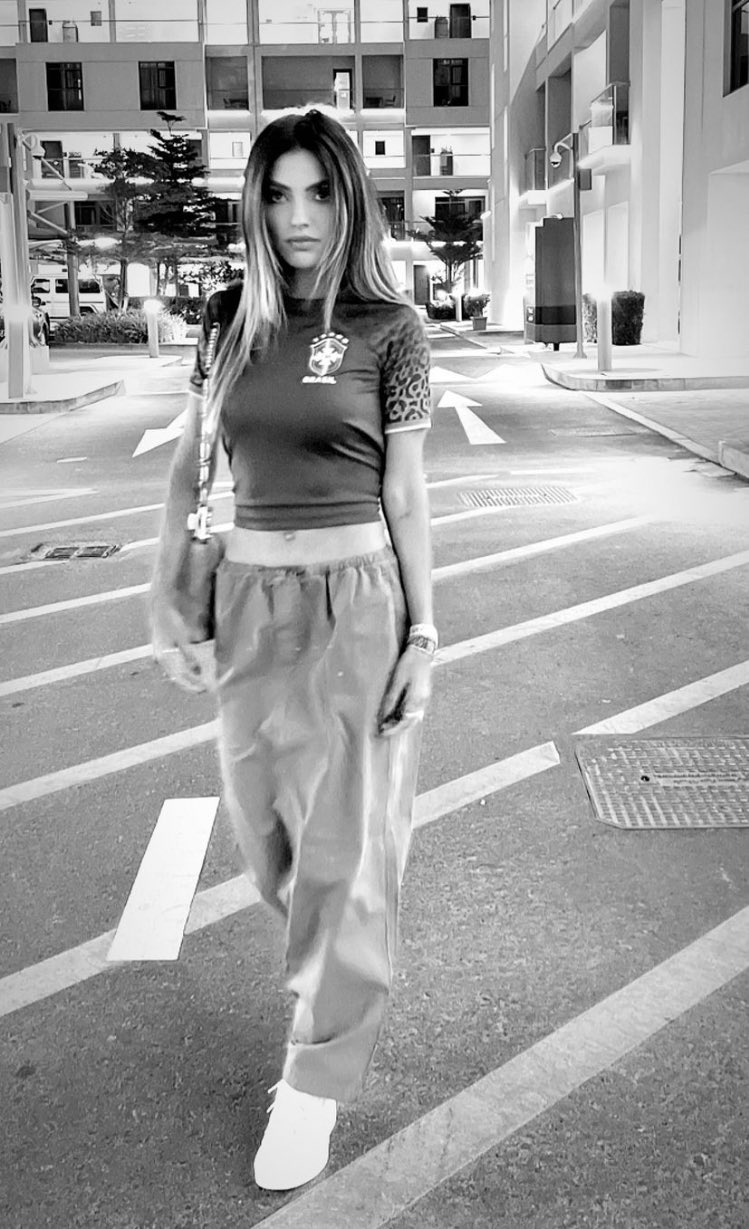 Kiki on Twitter: "Marilia Nery apostou na tendência da saia cargo uma bolsa que parece ser ...