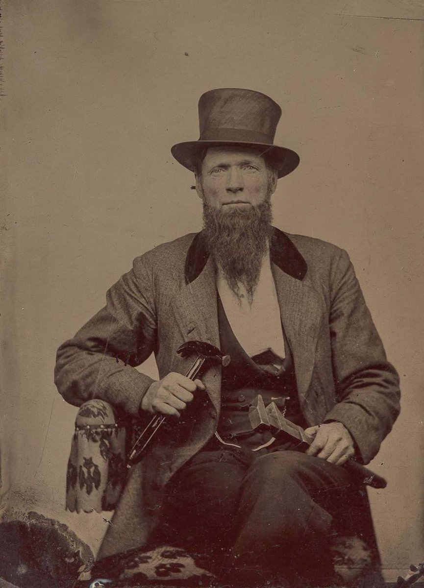 Fotos de Fatos on Twitter: "Um homem segurando um martelo e uma chave inglesa, 1850-1880."