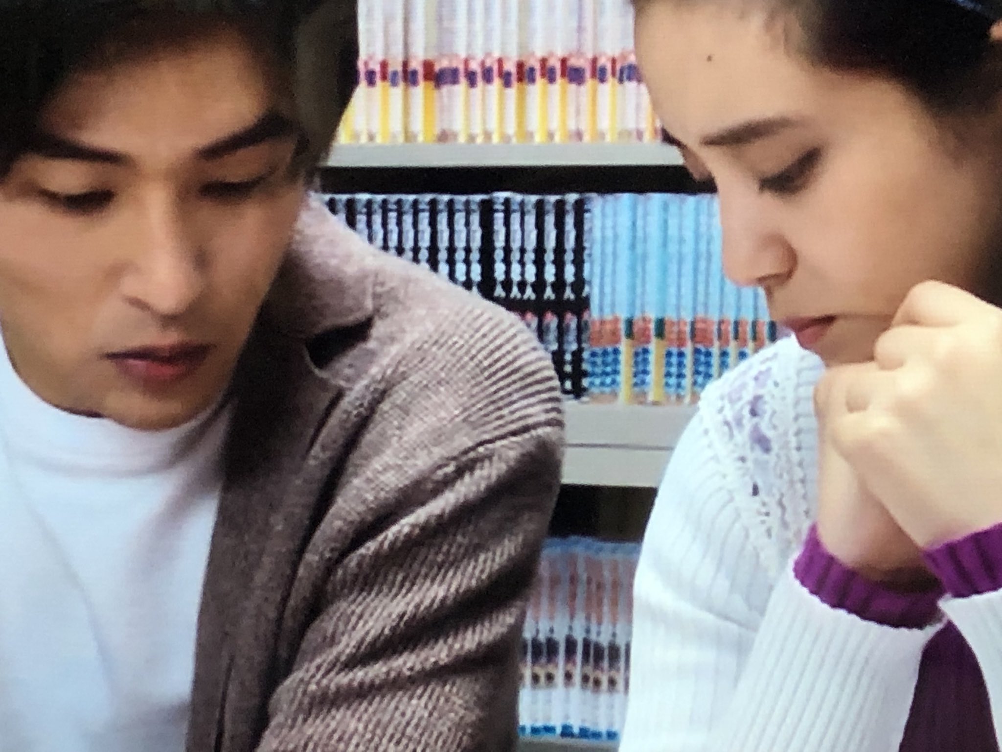 眠り猫 on Twitter: "@asadora_bk_nhk この背景の本だなの黒い背表紙のコミック、「鎌倉殿の13人」？？4 Kとかだともっと鮮明に読めるかな？？ https://t ...