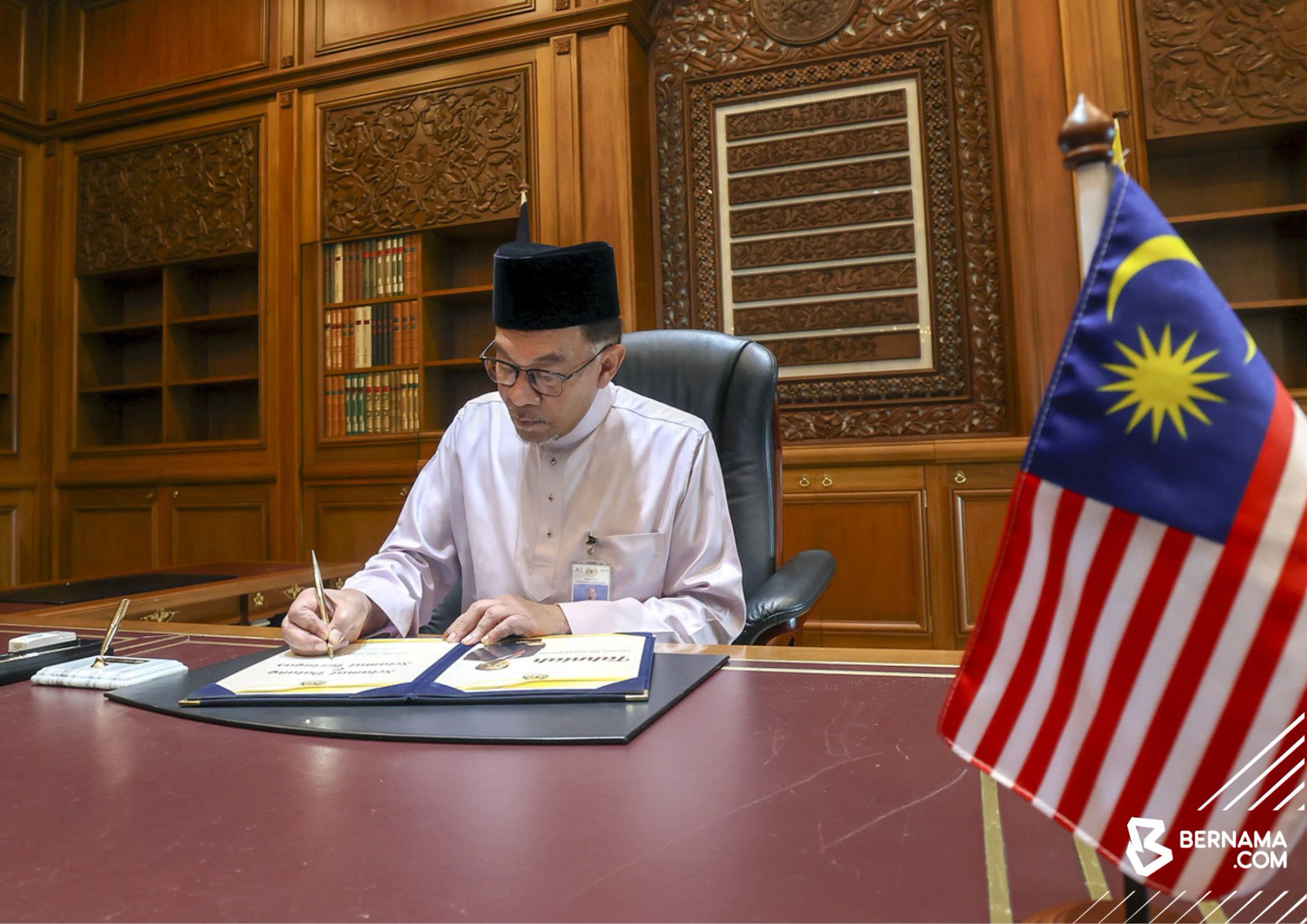 BERNAMA on Twitter: "PM @anwaribrahim begins official duty at Perdana Putra https://t.co ...