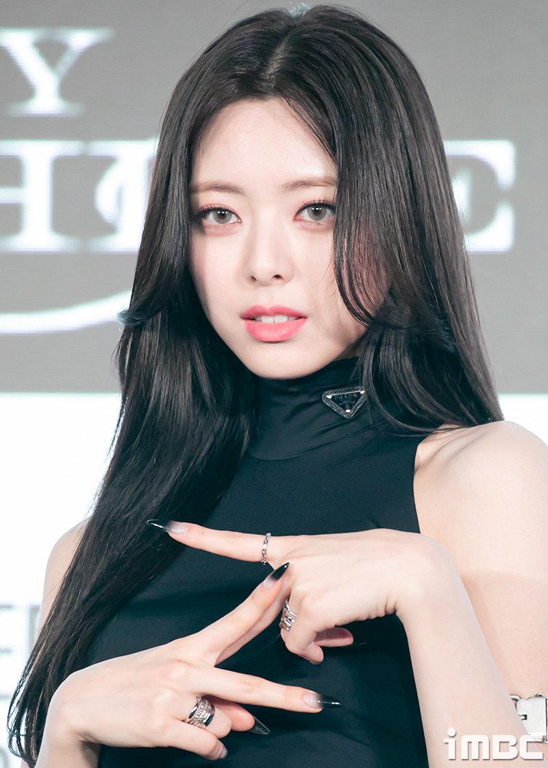 iMBC연예 on Twitter: "유나, 평화 체셔 있지~ #있지 #ITZY #유나 [직찍] https://t.co/QaOhOozz8P https://t.co ...