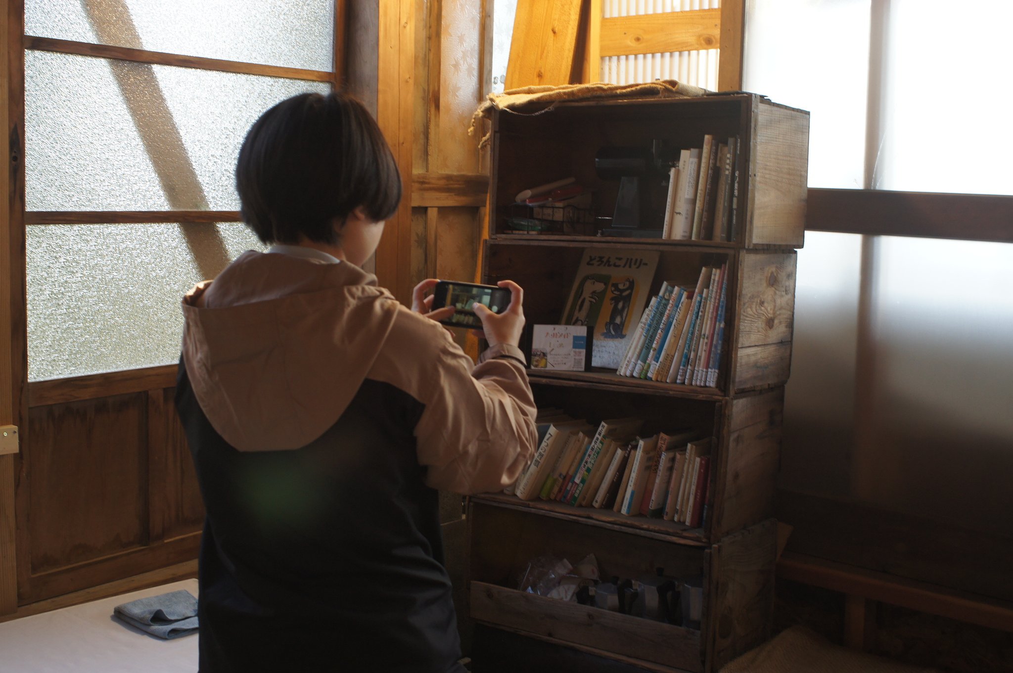 自家焙煎真岡珈琲ソワカフェ On Twitter まちつく文庫 をカフェテリアに置いてもらいました。なんとテーマがあって定期的にテーマ替えして本を取り換えるそうです。おもしろい！今回の 