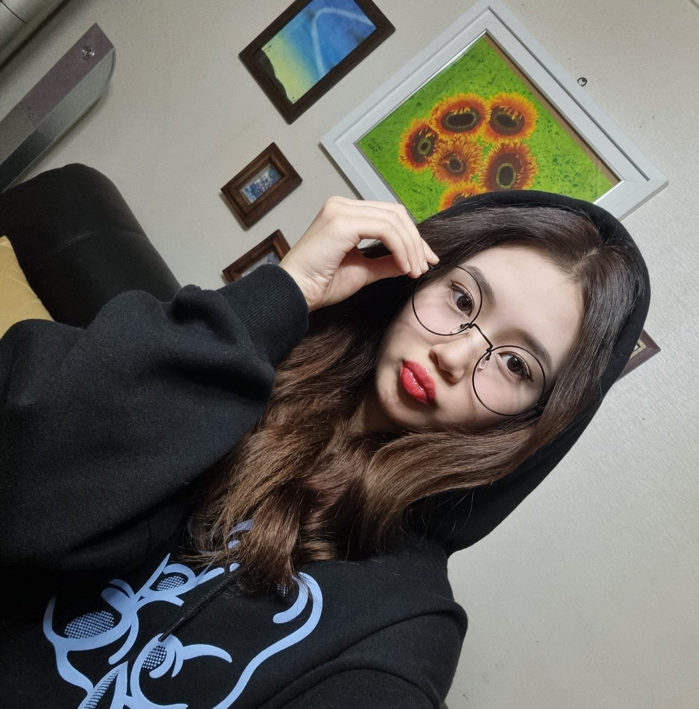 tripleS official on Twitter: "tripleS : YuBin 저 보고 싶죠😏 I know you guys are missing me😏 私に会いたいでしょ ...