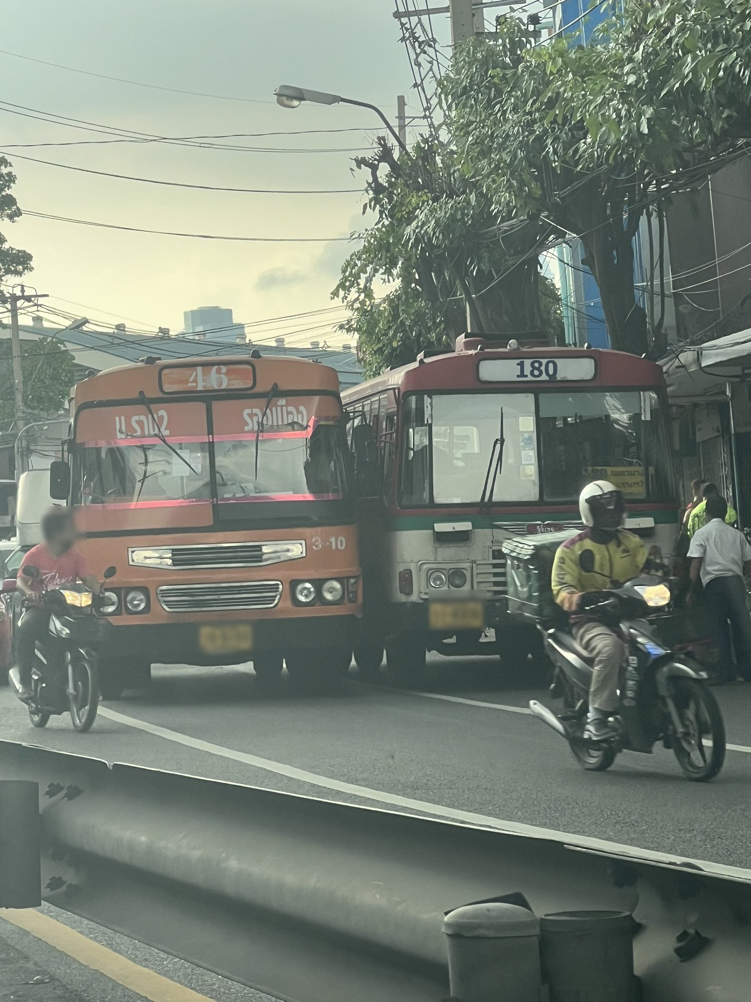 JS100 on Twitter: "RT@akanungnit : 15.40 เลย #คลองเตย ที่จะมุ่งหน้ากล้วยน้ำไท รถติดมากค่ะ มี ...