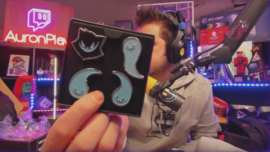 Info Auron on Twitter: "📸 || ¡Auron enseñando la merch que le ha llegado de Rubius!"