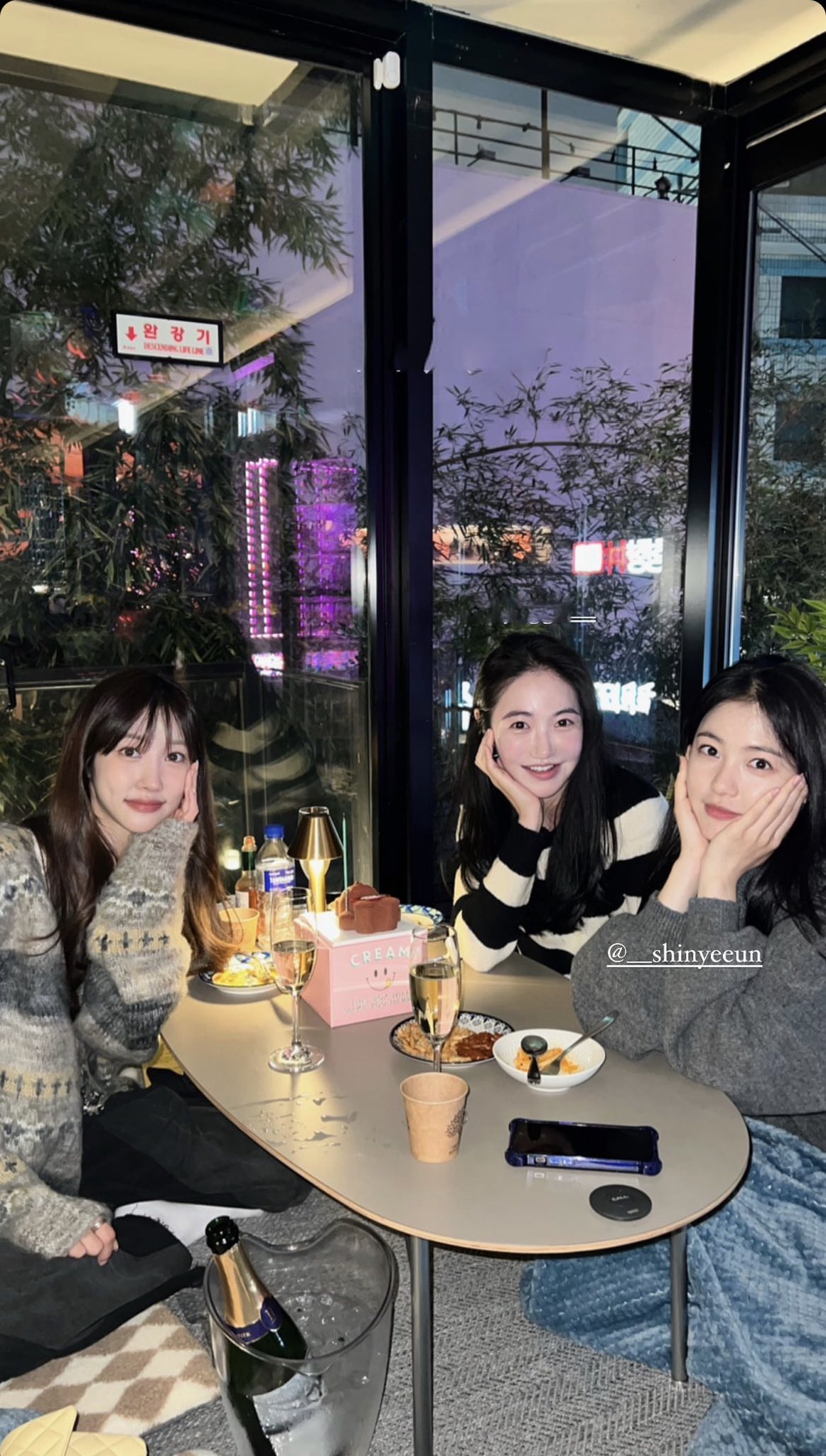 Fairy Ye Eun 🧚🏻 ️ on Twitter: "Shin Yeeun with Coco! Our volume girls outing! 🫶🏻 https://t.co ...