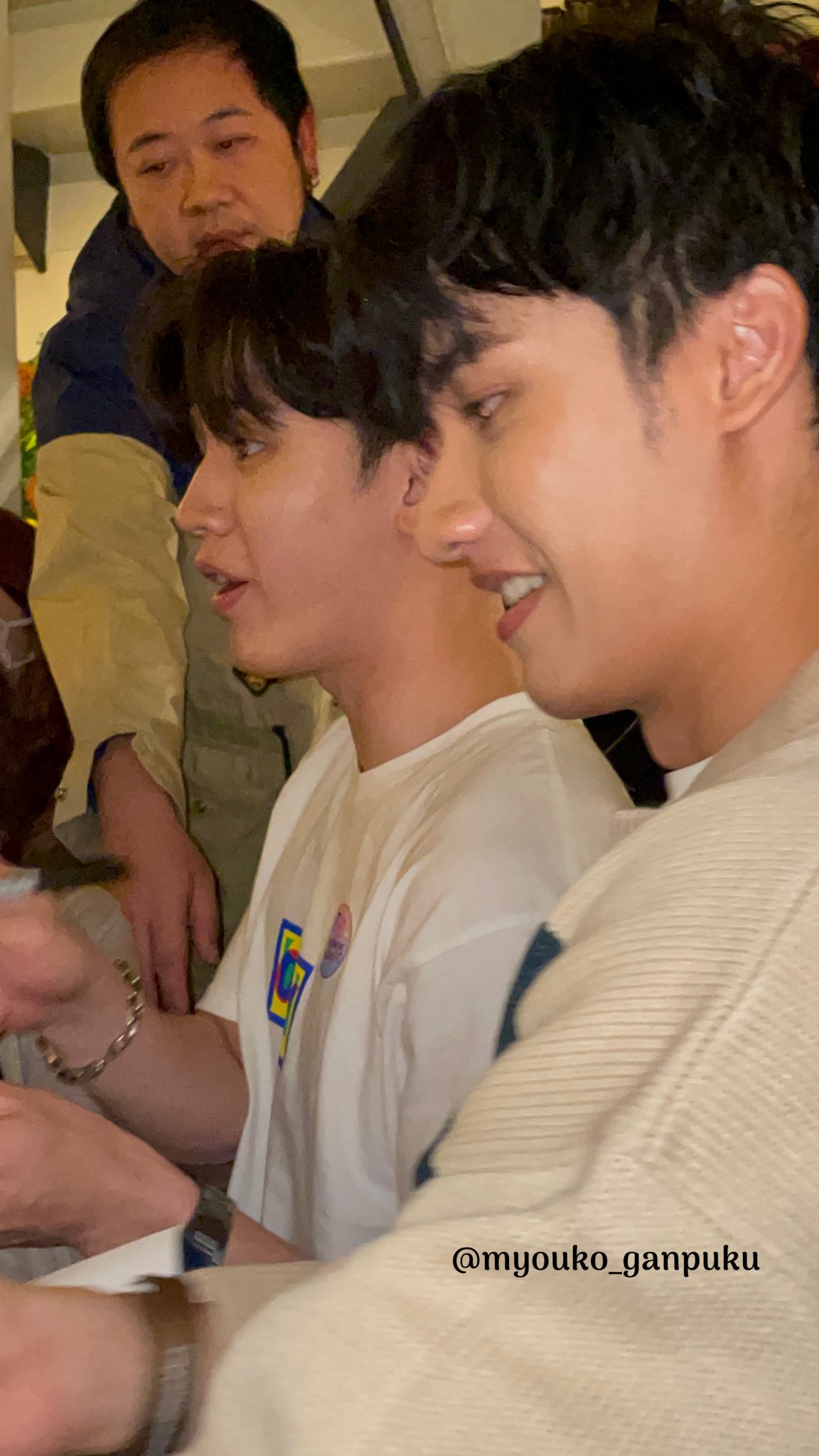 みょうこ on Twitter: "#TayNew1stFMinOSAKA プレミアムプラスツアーのウェルカムディナー🍽ご報告🍽その9 サインタイム😁 と、サインを終えて写真に収まるNewクン ...