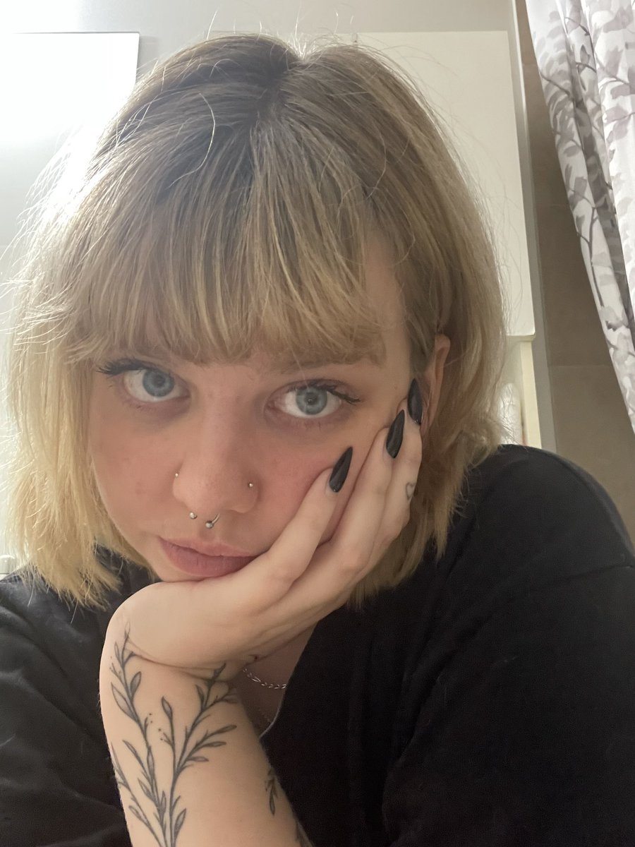 moth ($5 OF) on Twitter: "taking a piss rn"