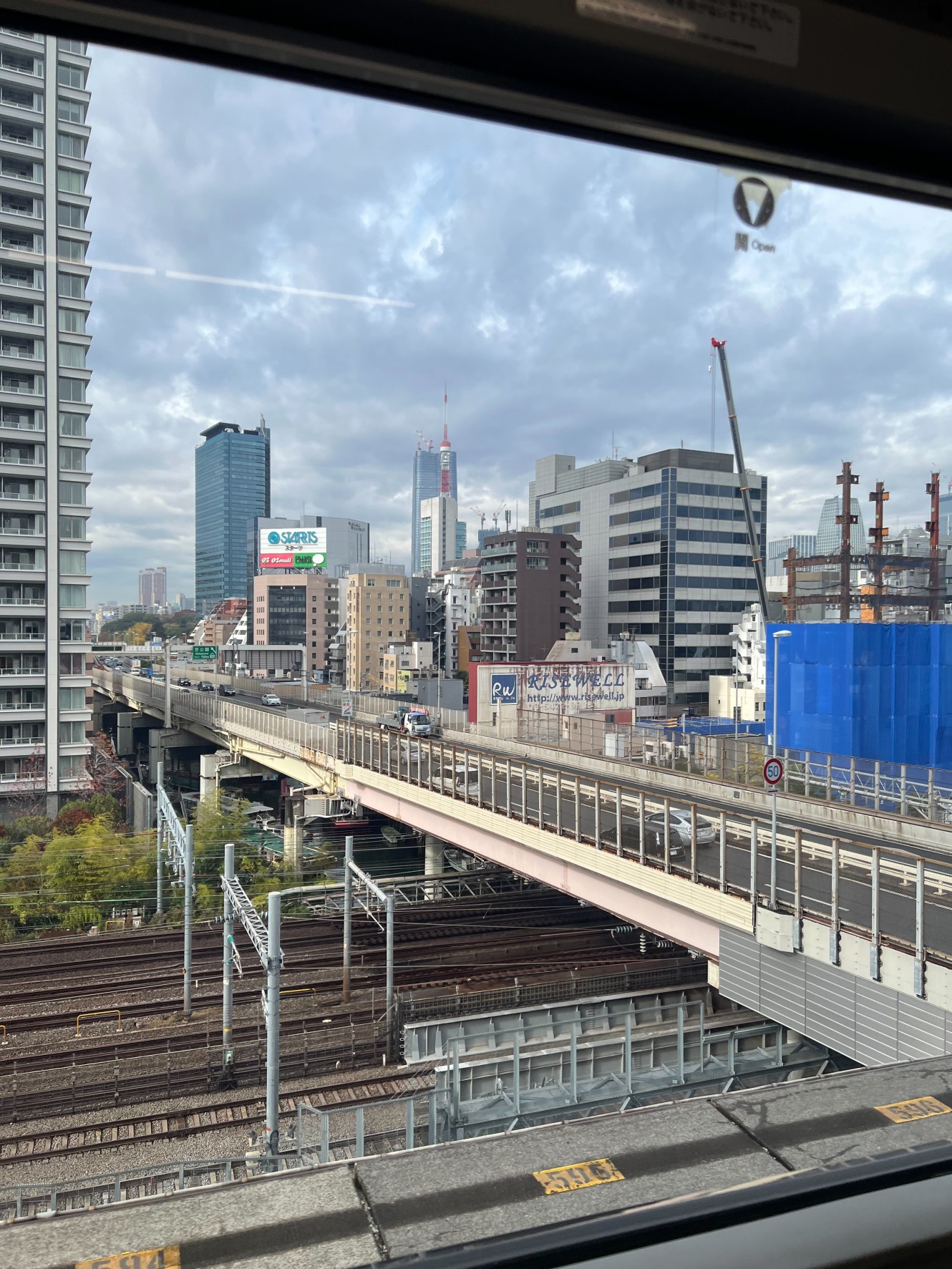 TRYSET Break次回作「ママ僕だけを愛して…」情報公開中！ on Twitter: "モノレールに乗って空港に向かっています～ https://t.co/vRgMBuYoe5 ...