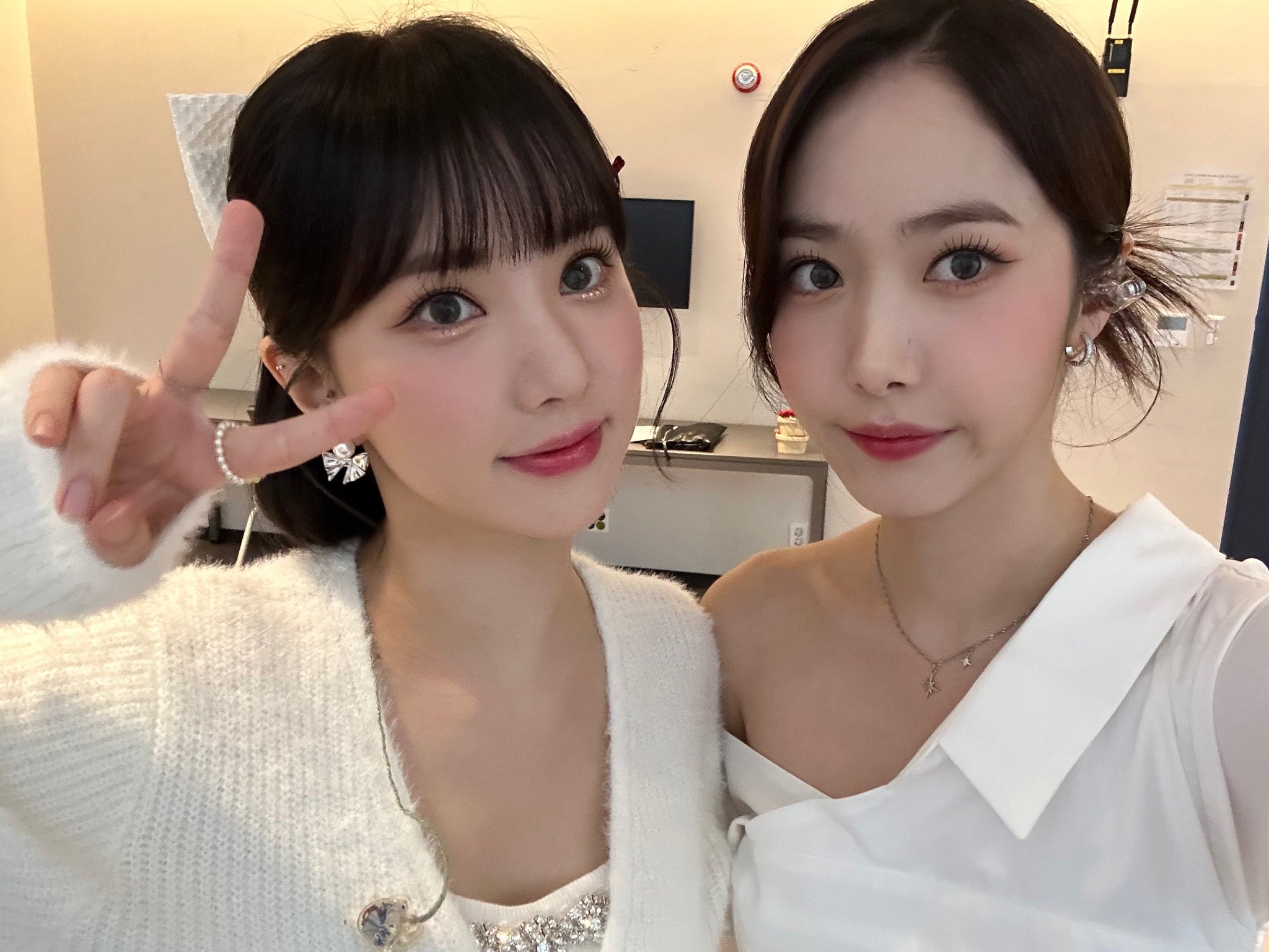 VIVIZ on Twitter: "[#VIVIZ] ⏰ 잠시 후 4시 40분! JTBC 에 #은하 #신비 가 출연합니다📺 비비들의 포근 따뜻한 무대 놓치지 마세요⛄️💗 ...