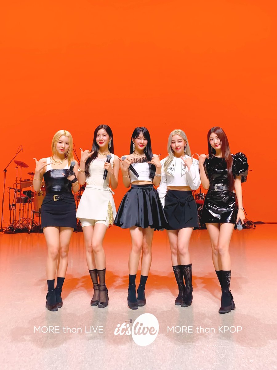 우아!의 잇츠라이브 현장 포토!📸 woo!ah!의 ‘Rollercoaster' 무대를 유튜브 it's Live 채널에서 ...