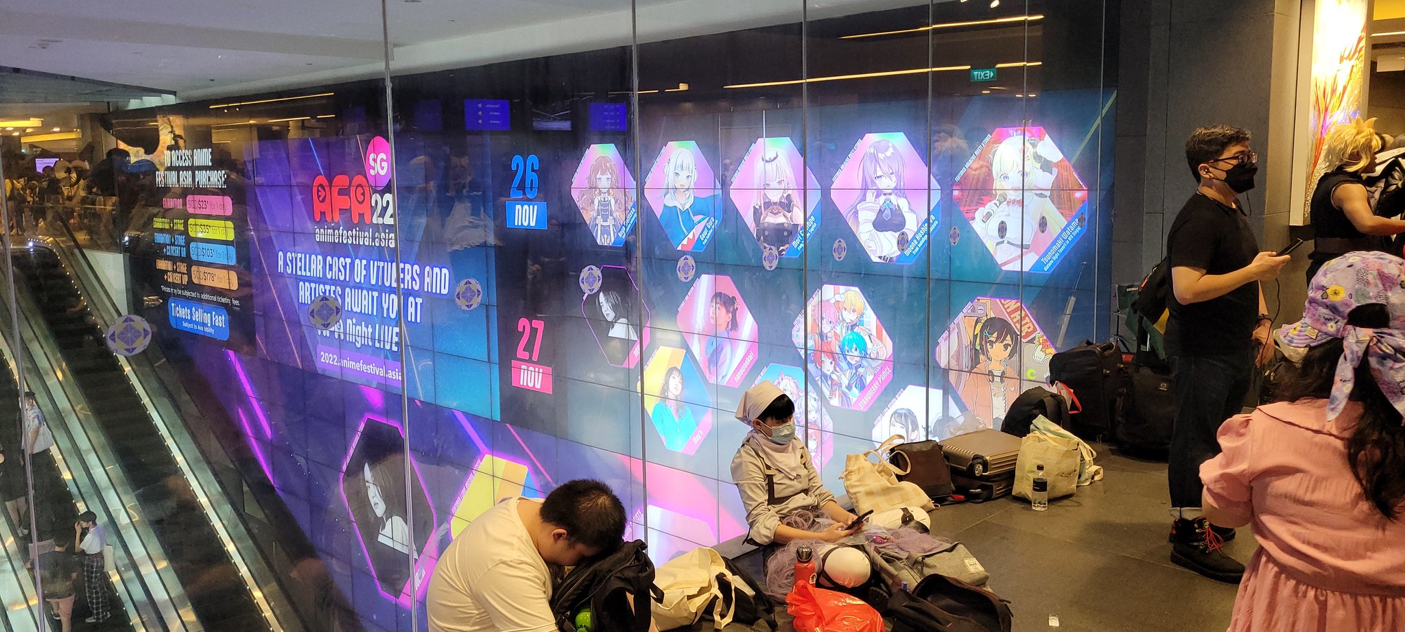 Pompmaker1 on Twitter: "HOLOS ON THE BIG SCREEN https://t.co/ao2qo5x6Yi" / Twitter