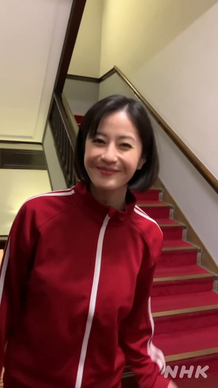 NHK大阪放送局 on Twitter: "ジャージ姿で階段を勢いよく駆け上がってくるのは… https://t.co/b7qfwPtziz #探偵ロマンス #江戸川乱歩 #松本若菜 ...