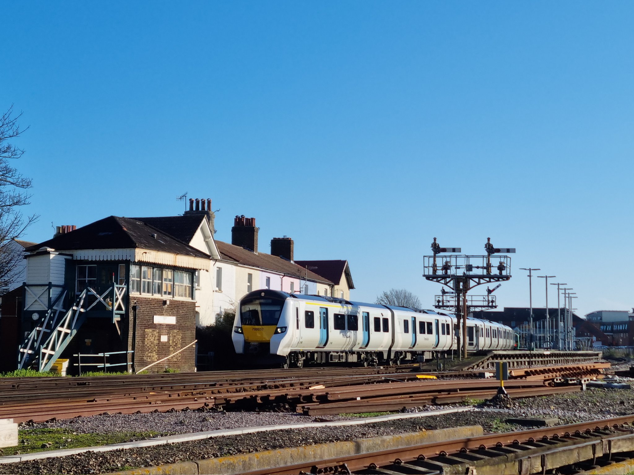 Shunter Jack on Twitter: "📷 A real contrast in technology in this photo from yesterday. 🚃 700057 ...