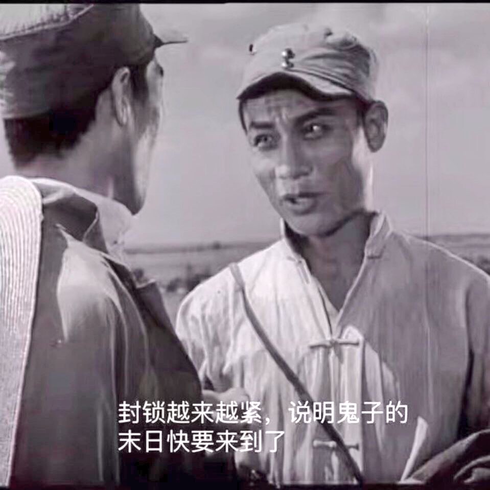 天降伟人包由检 On Twitter 我妈下楼买菜，发现楼们外面居然被人用水泥墩子堵住。楼道里的小伙子们齐心合力把门推开了才发现所有门栋都有一个石墩子堵住，是昨天夜里偷偷干的。一个哲学系的