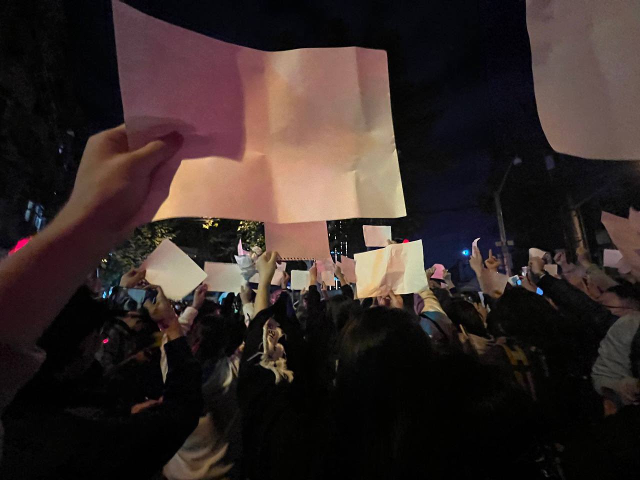 Suyutong 🎗️ On Twitter 上海 乌鲁木齐中路，信号已经被屏蔽了，目前看不到什么传递出来😨 Vrx6rvs7ew Twitter 