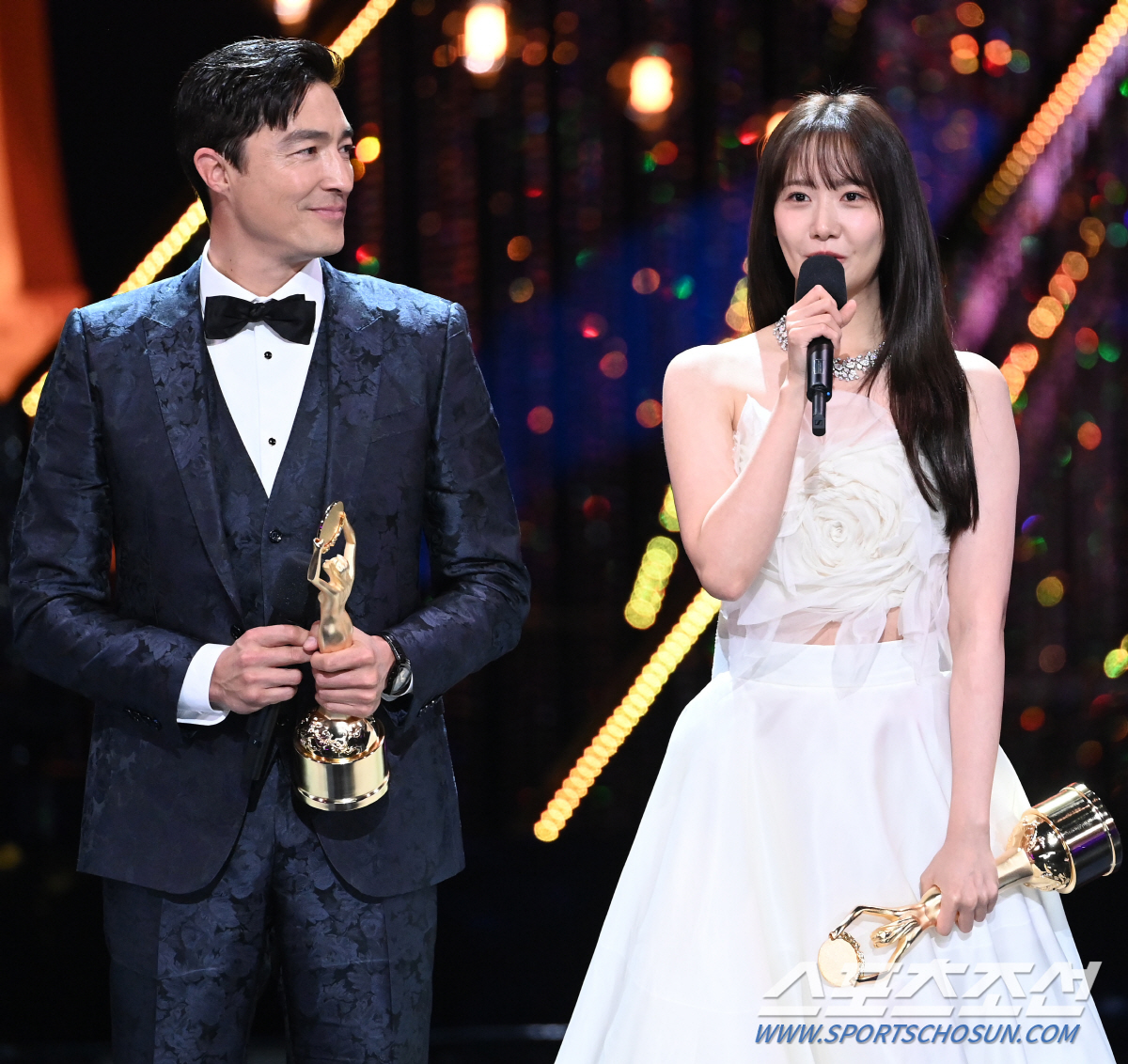 Mystarmyangel on Twitter: "[COMPILATION] 221125 YoonA - The 43rd Blue Dragon Film Awards by ...