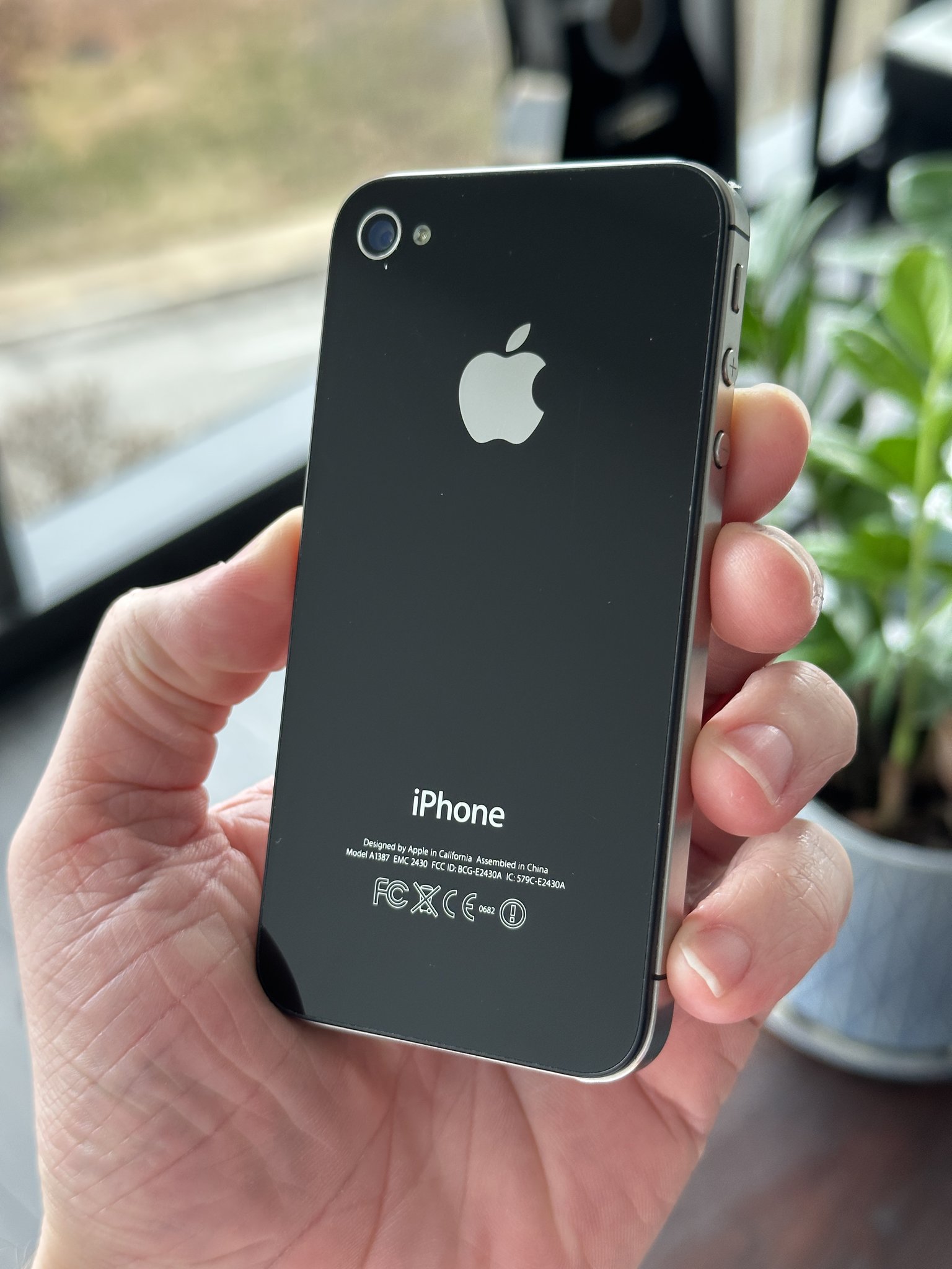 Sam Kohl on Twitter: "iPhone 4S design hasn’t aged a MINUTE https://t.co/hCaFF2D0OF" / Twitter