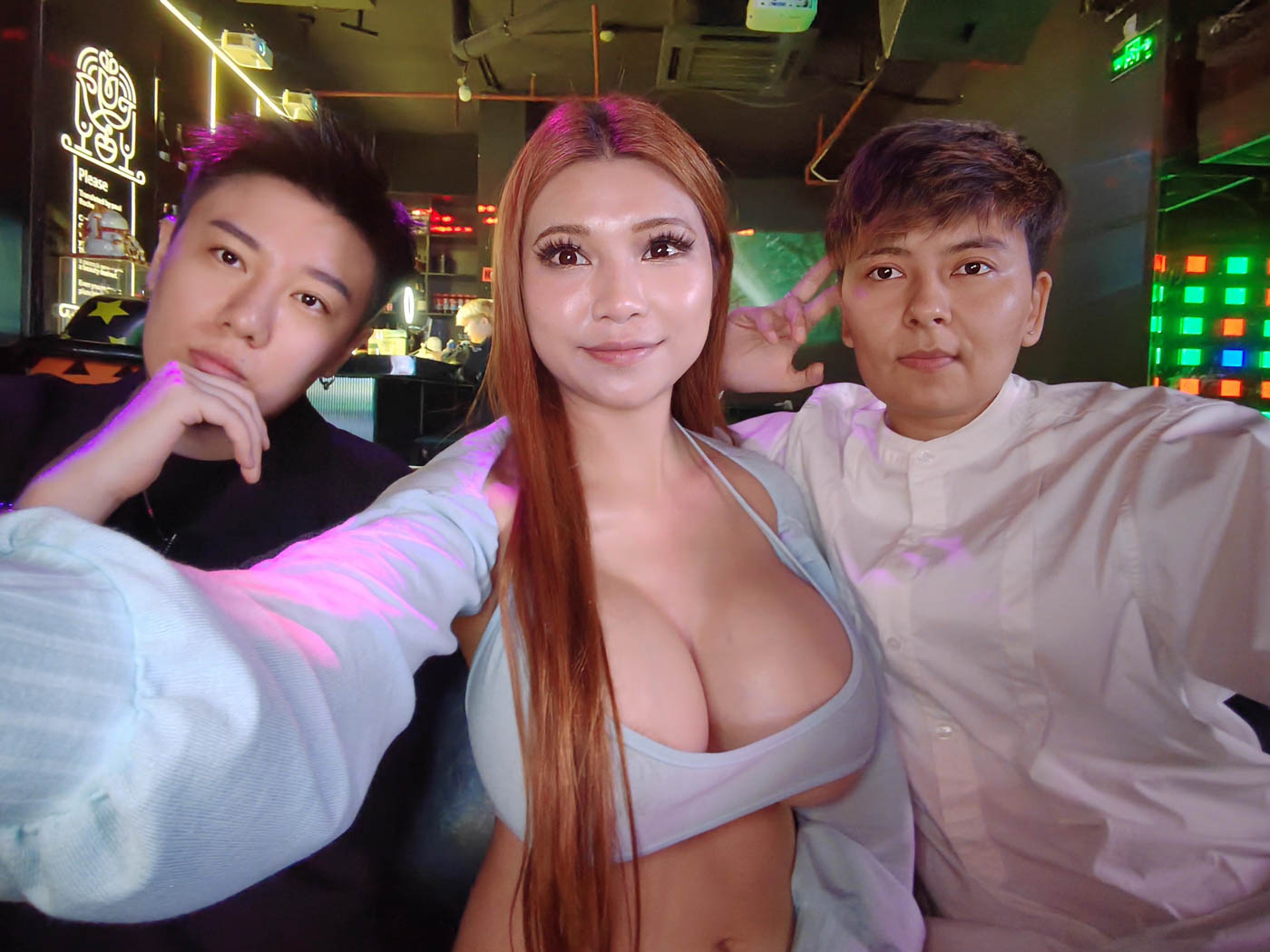 Naomi Wu 机械妖姬 on Twitter: "Lesbian Couple Lesbian Club Me, (drunk, very traditional Chinese ...