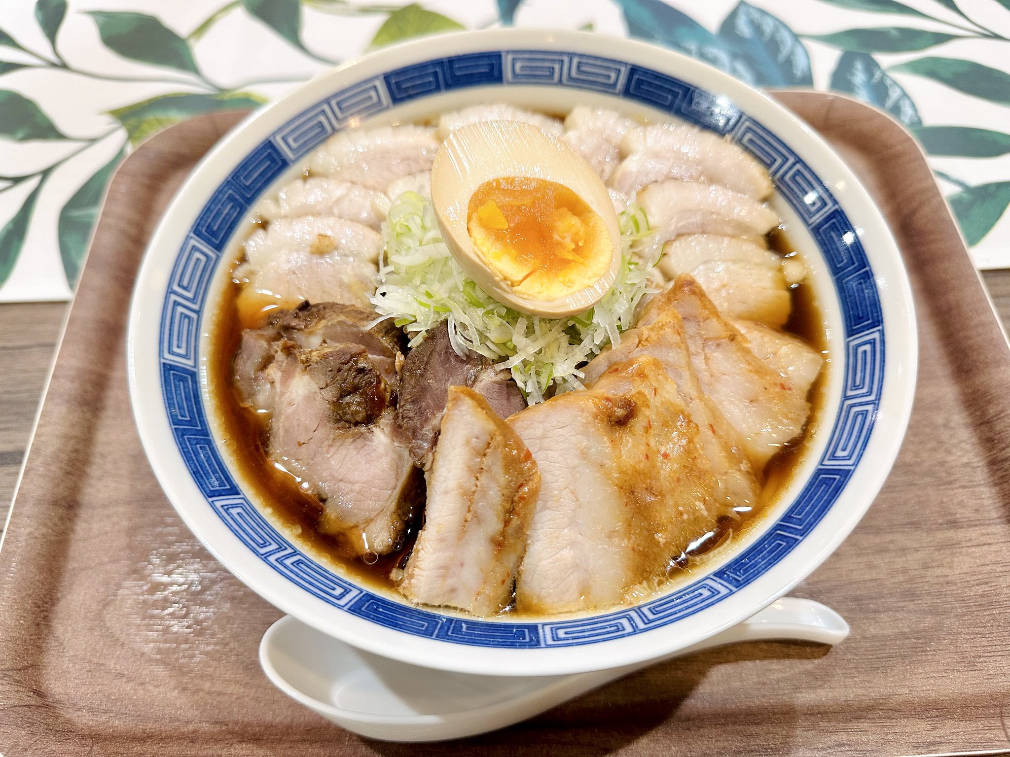 宇都宮餃子宇都宮餃子会【公式】 On Twitter 爆盛りフルーツパフェを出すお店（takahashifarm85 ）の限定ラーメンは、チャーシュー爆盛りのラーメンでした🍜 麺見え 