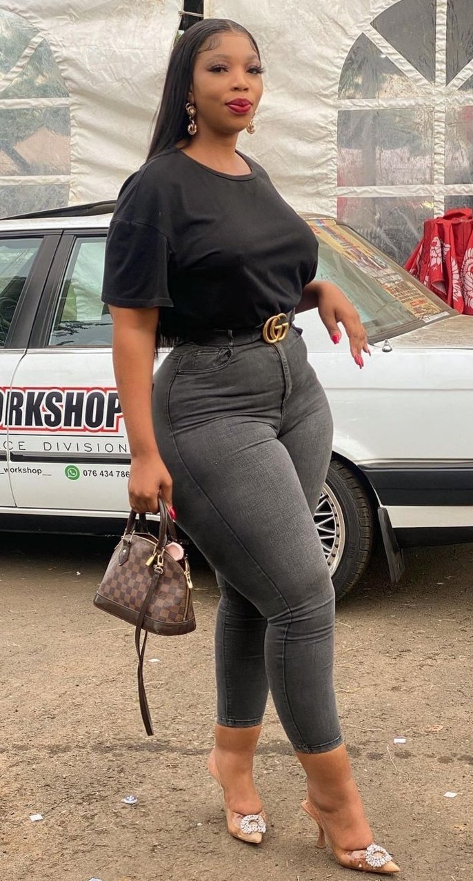 Mother of the Nation on Twitter: "RT @BhozaMzansi: Who says teachers shouldn't have a hot ass🔥🔥🔥 ...