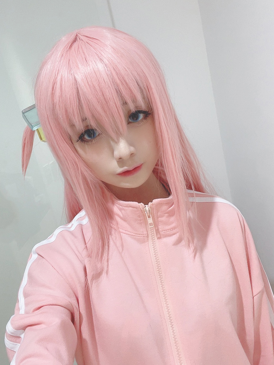 キノコ(暁美シオン)@C101土曜日東ク03a on Twitter: "ぼっち・ざ・ろっく! 後藤 ひとり/ぼっちちゃんの宅コスでした🎸🎸🎸 Gibsonは重い！！！ #キノココスプレ ...