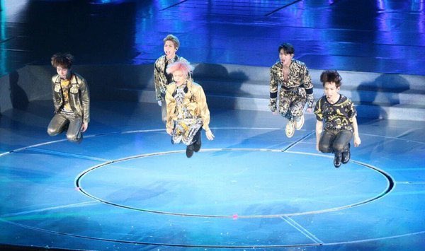 isSHINeeback? on Twitter: "only SHINee can defy gravity & do it in synch