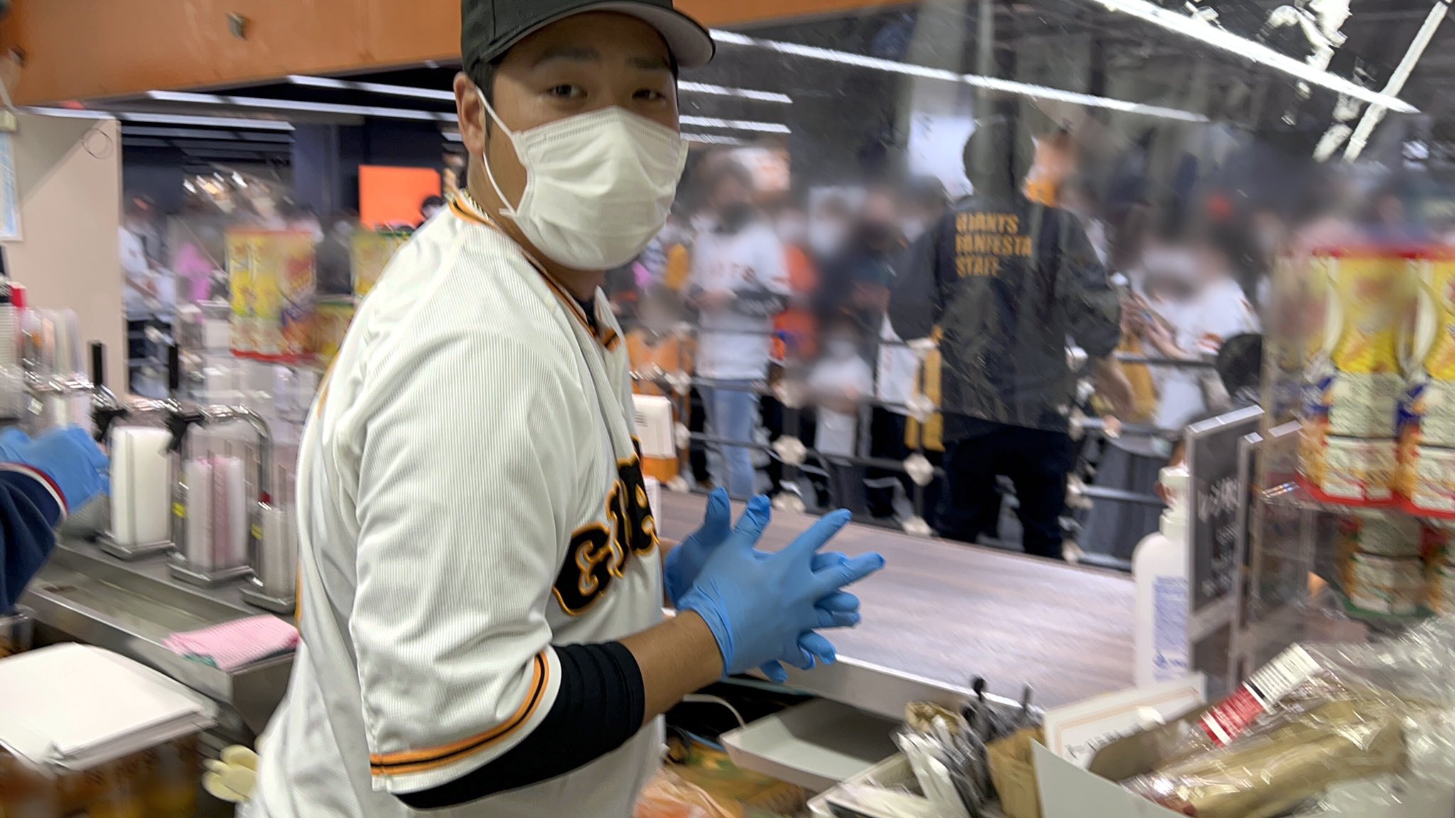 【公式】東京ドーム内グルメ On Twitter 🥳 ファンフェスタで売店のお手伝いをしていただいた4名の選手をご紹介中！ 3人目は 香月一也 選手 独特なイントネーションで「ありがとう 