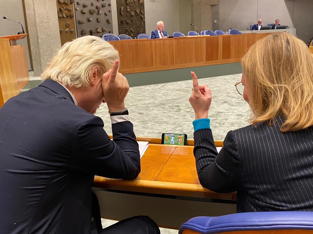 Geert Wilders on Twitter: "Stemmen in de Kamer en voetballen kijken met ⁦@FleurAgemaPVV⁩ 😁 https ...