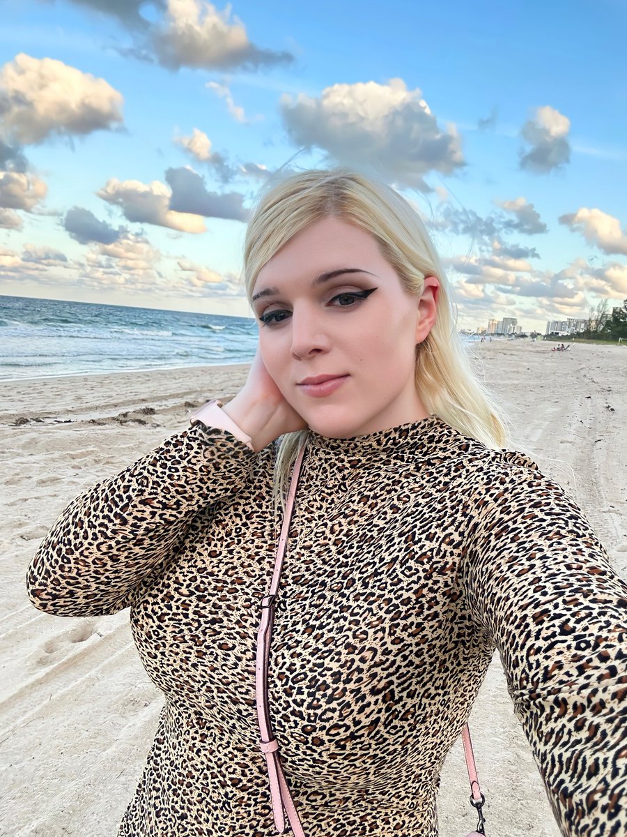 Take a pretty trans girl to a warm place this winter 🥹 🏳️‍⚧️ Amanda Rae ...