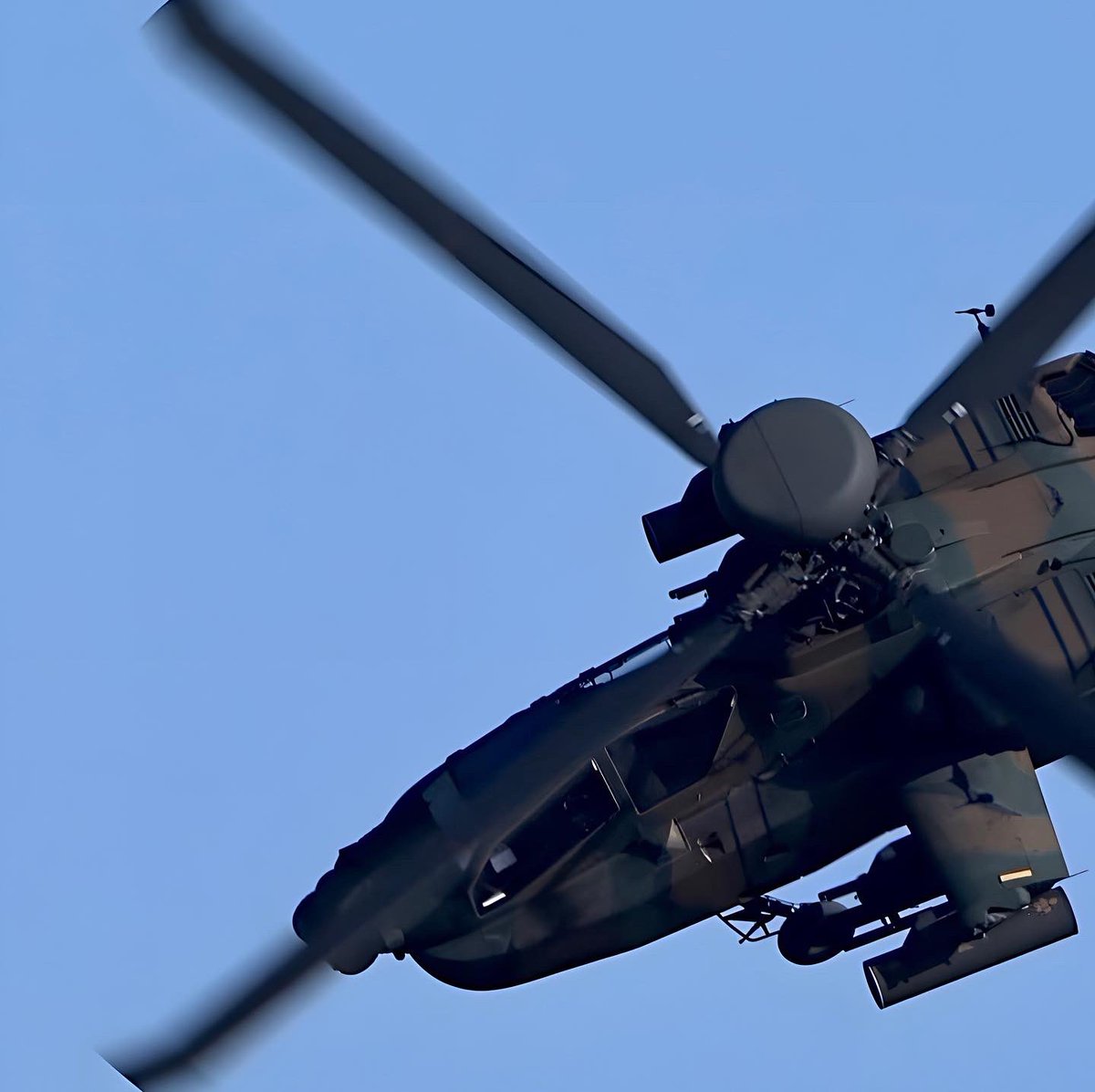 自衛隊大作戦 on Twitter: "AH-64D 戦技飛行"