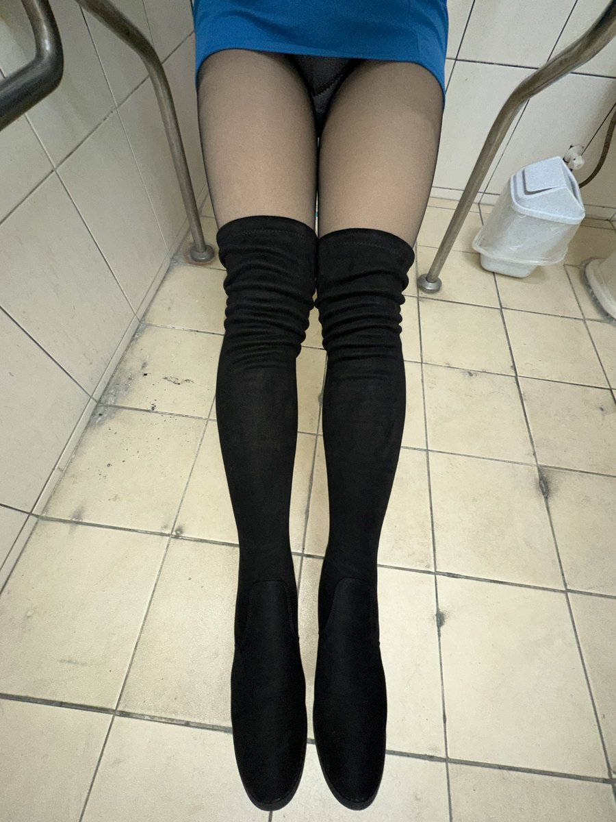 萱萱CD on Twitter: "變天了終於可以穿上膝上馬靴 黑絲也拿出來穿了YYDS #黑絲 #褲襪 #OL #女裝 #過膝馬靴"