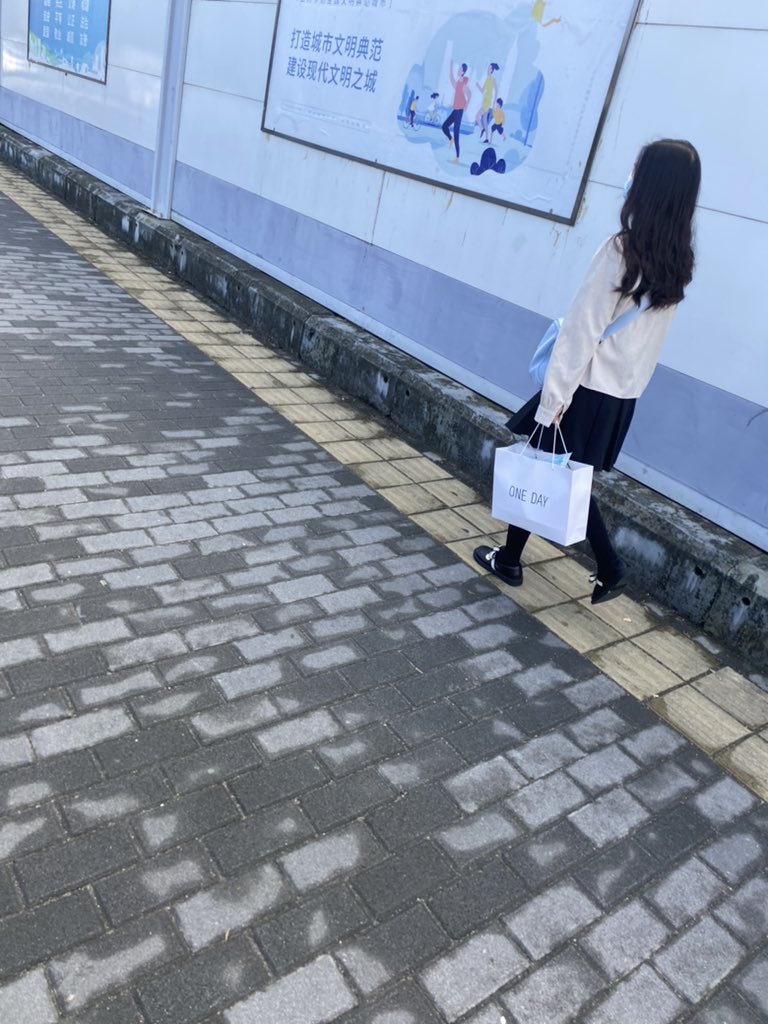 咪女扫楼( 我女性!23岁!) On Twitter 新鲜热辣,厚的连裤袜穿出来的味都热乎的 扫楼 尾随 连裤袜 黑丝 原味