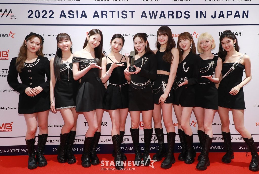 JYP News on Twitter: "📸 PRESS | 221213 NiziU looks bubbly and happy as they posed at the ...