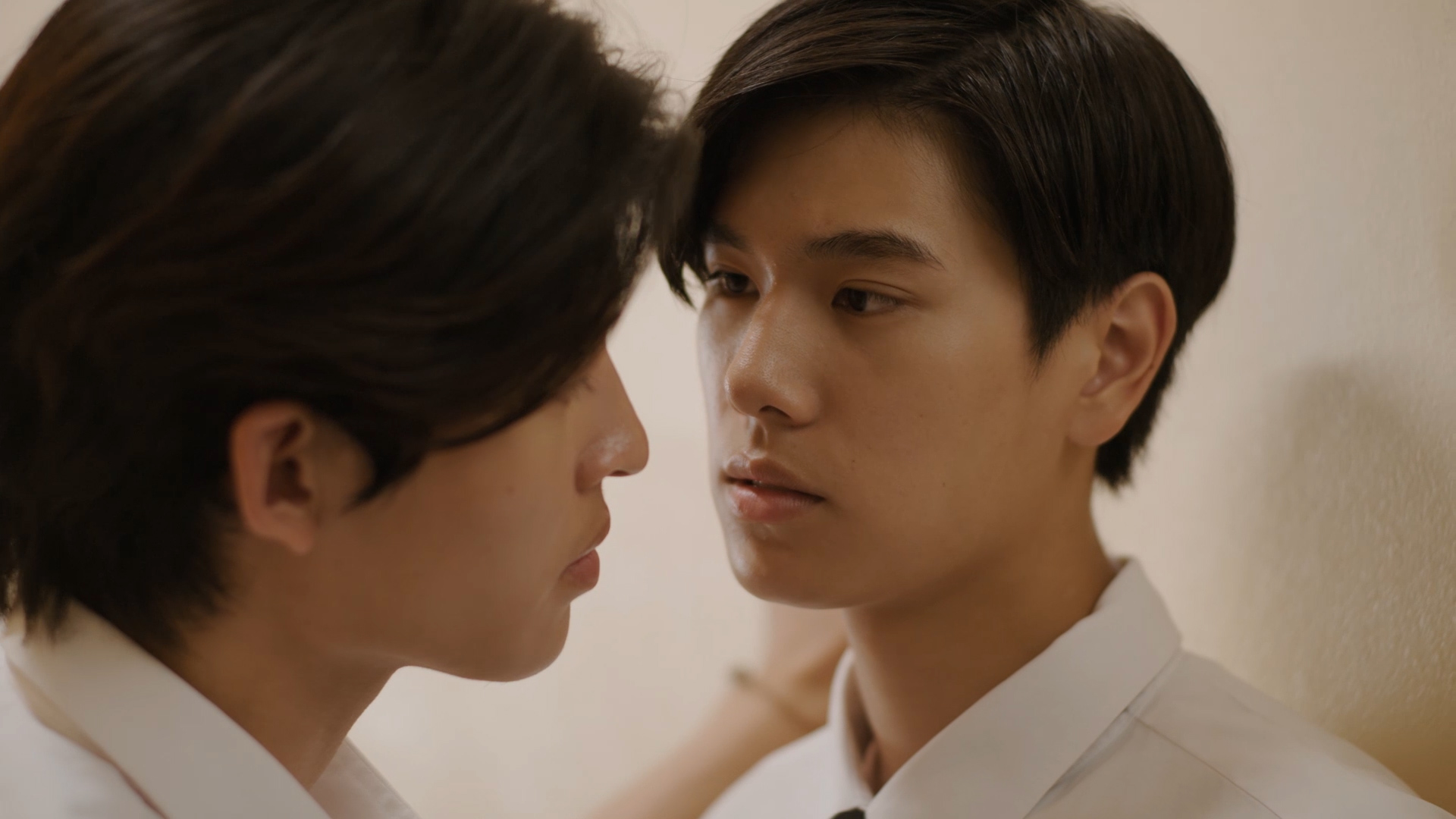 GMMTV on Twitter: "ใกล้ไปไหมคะ? #NeverLetMeGoSeriesEP1 #GMMTV @ppnaravit @phuwintang https://t ...