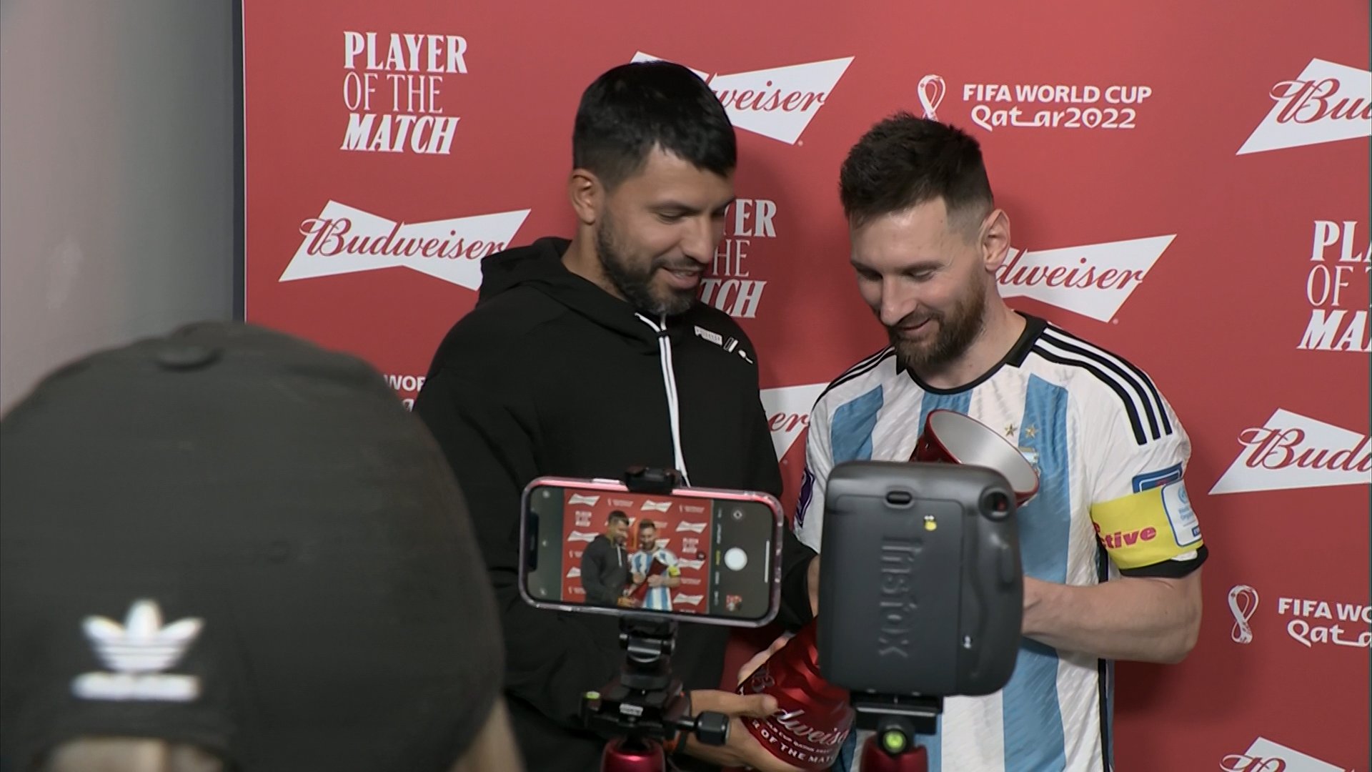 FCB World on Twitter: "اغويرو سلم الجائزة للأسطورة ️ https://t.co/wlnK3I3UtK" / Twitter